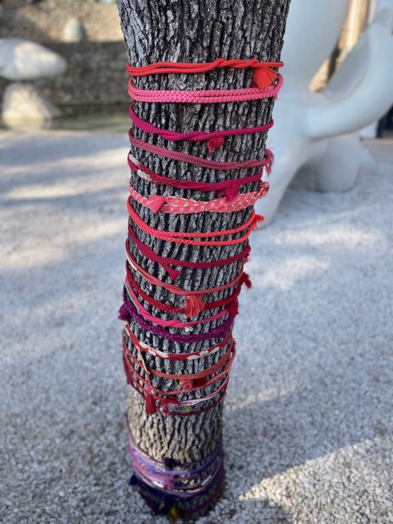 パフォーマンス : 樹々の散歩 – 松井ユカ マチュー・セゲラ マーグ財団美術館にて 2024年7月26日 – Yuka Matsui